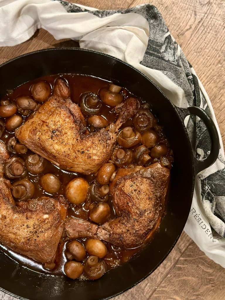 One-pot chicken with mushrooms and red wine - Turquoise Port